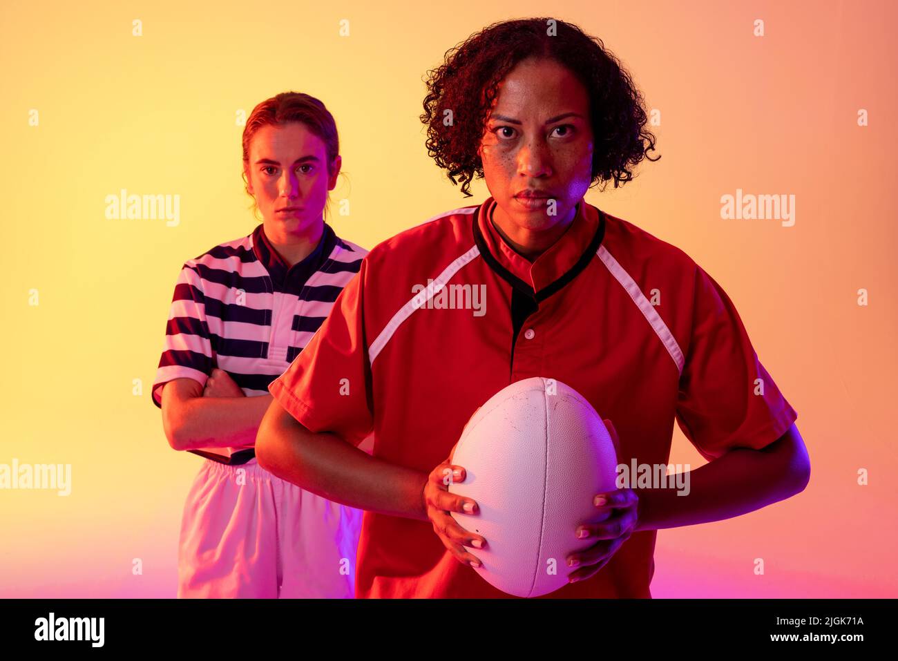Portrait de plusieurs joueuses de rugby féminines avec un ballon de ...
