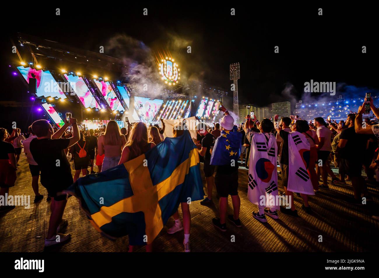 Performance du DJ Steve Aoki sur la troisième et dernière nuit du ...