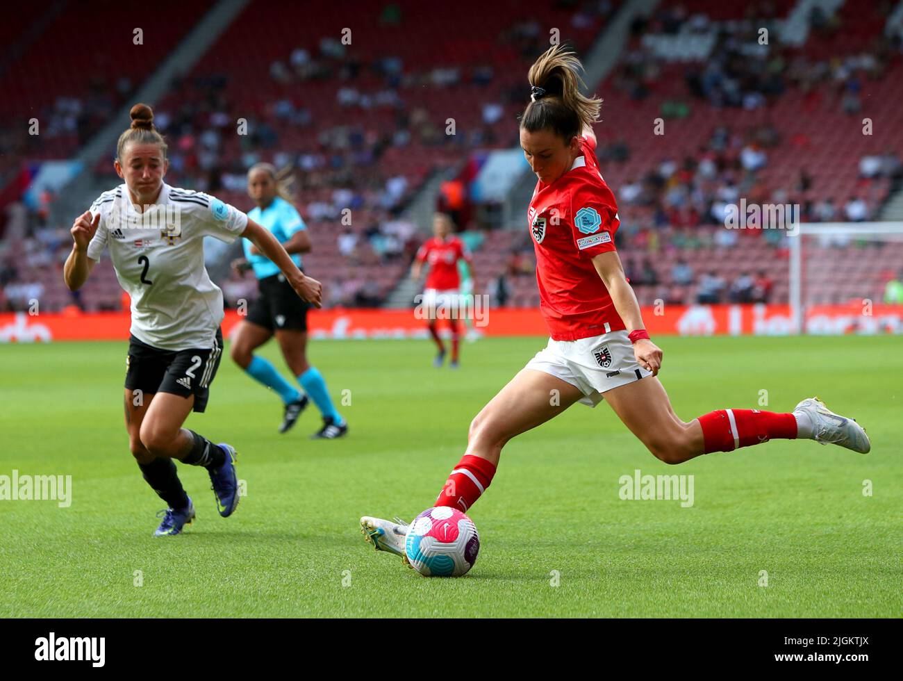 Barbara Dunst, en Autriche, traverse le ballon lors du match de l'UEFA ...