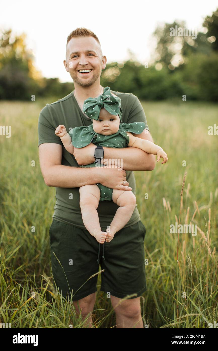 Un père caucasien attentionné jouant avec sa petite fille mignonne ...