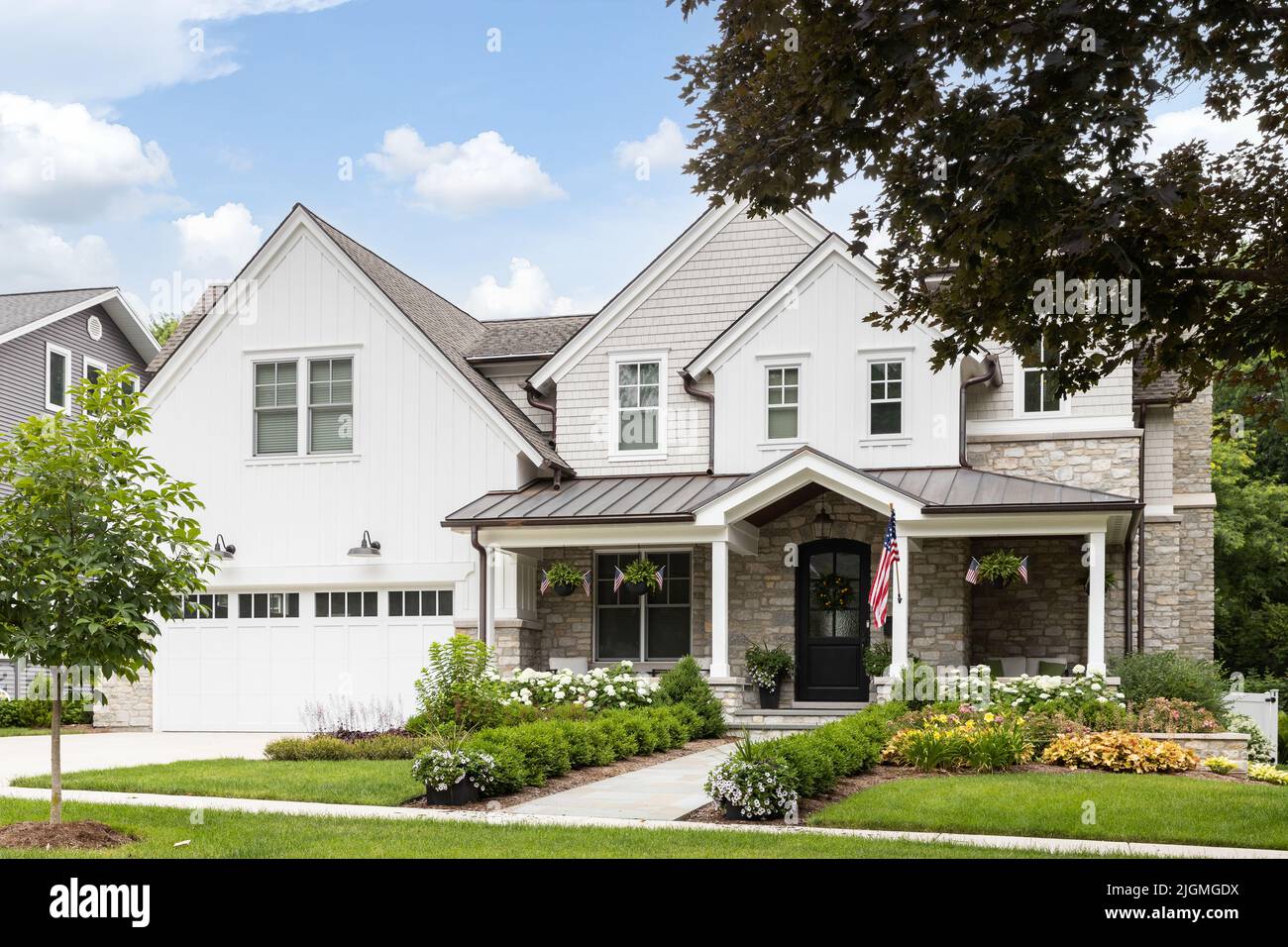 Une nouvelle ferme moderne avec un parement blanc et en briques, une ...