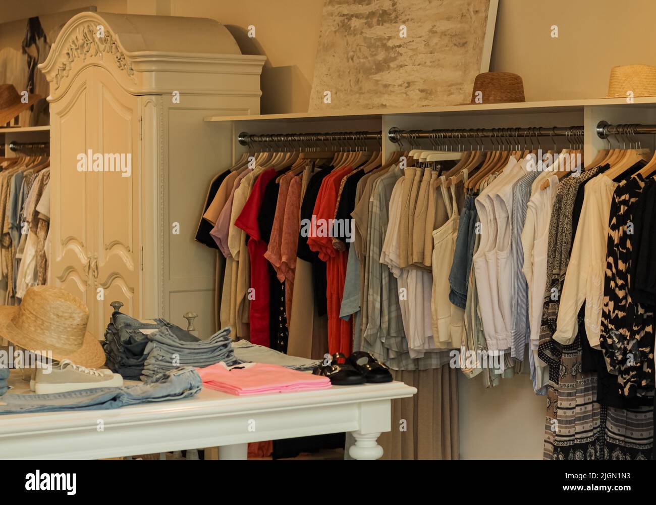 Womens clothing store interior Banque de photographies et d’images à ...
