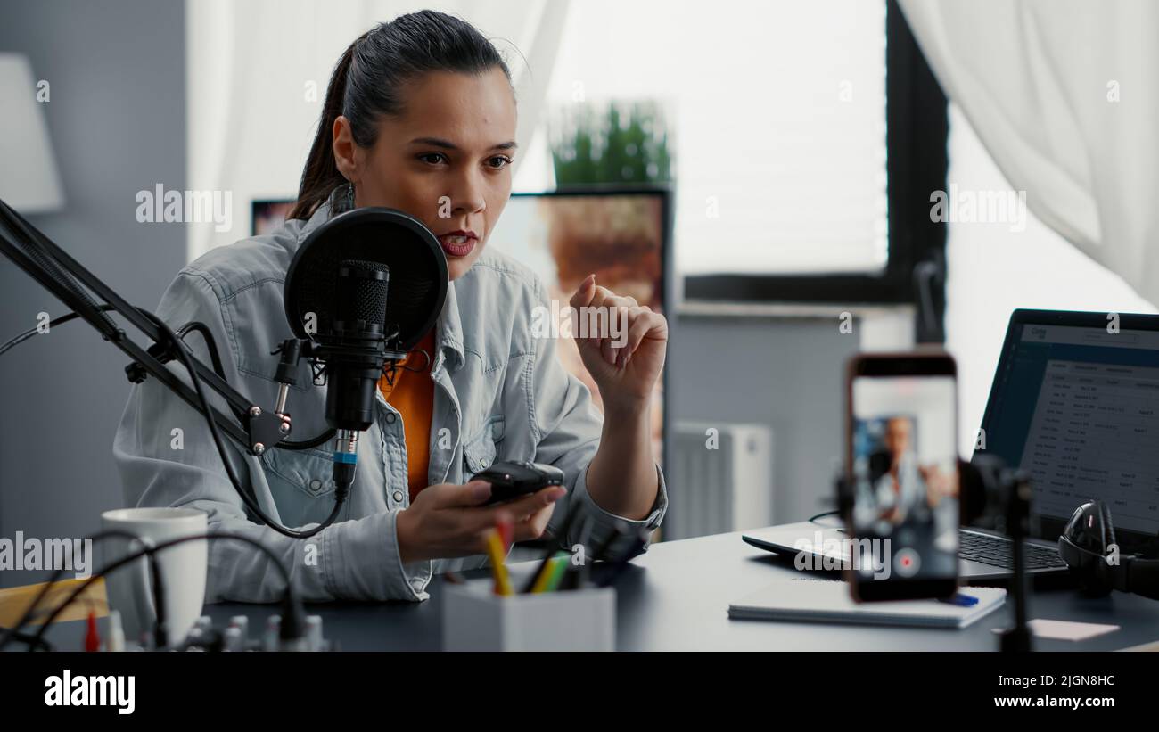 Les technophiles qui examinent la souris sans fil tout en présentant ...