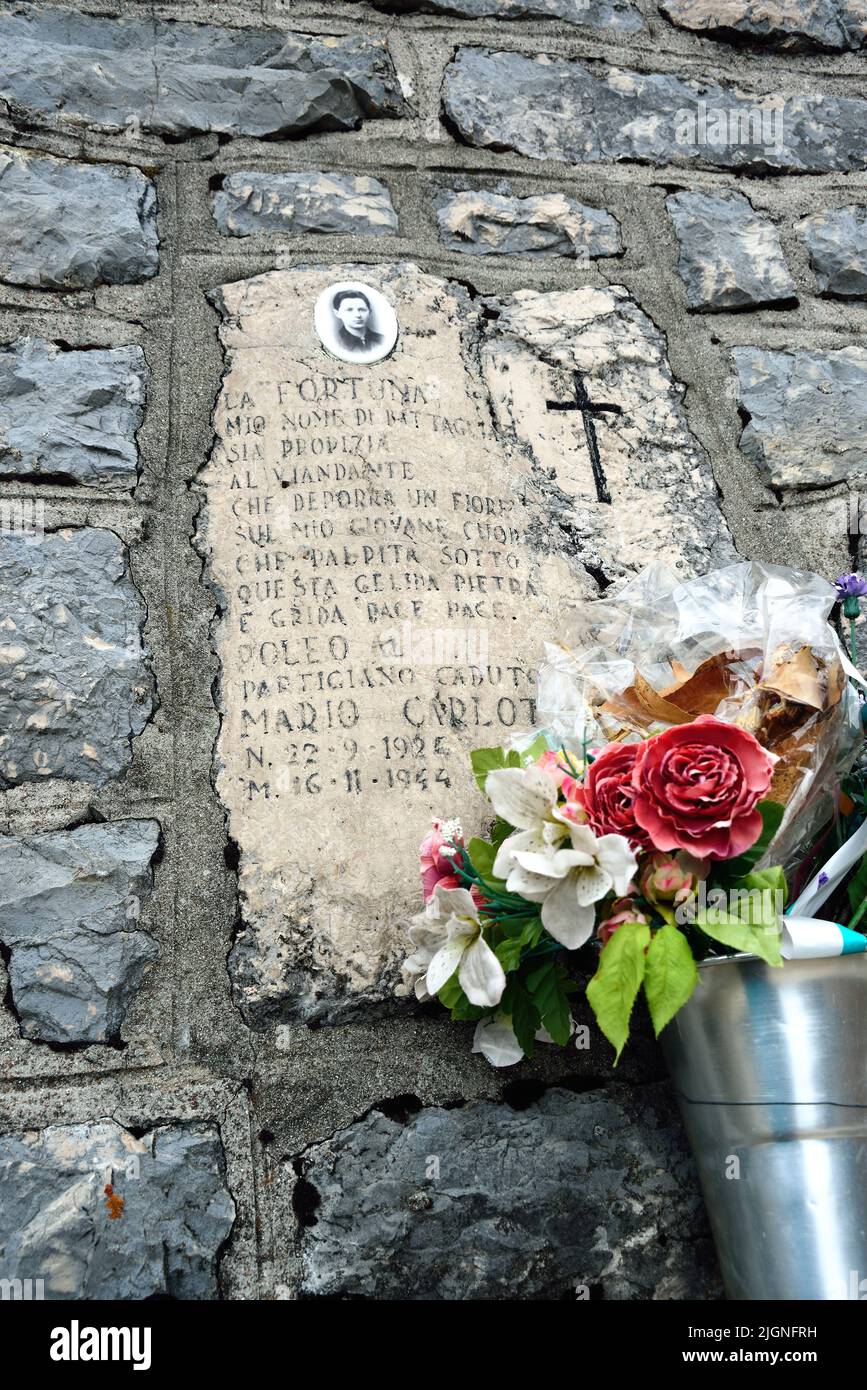 CoE Pass, Trentin, Italie. Le monument dédié à l'partisan de vingt ans ...