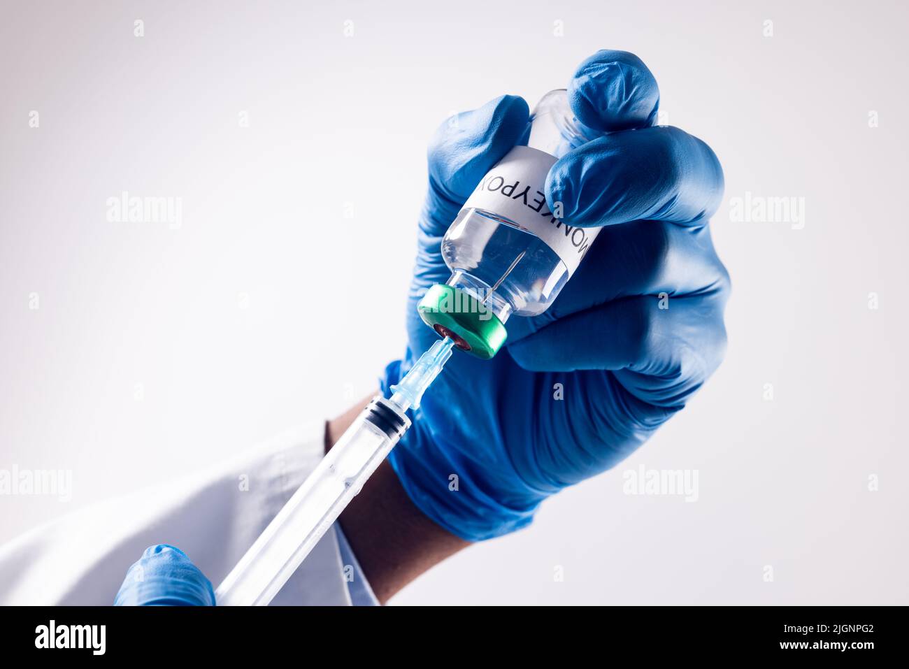 Mains tenant la fiole Banque de photographies et d’images à haute ...