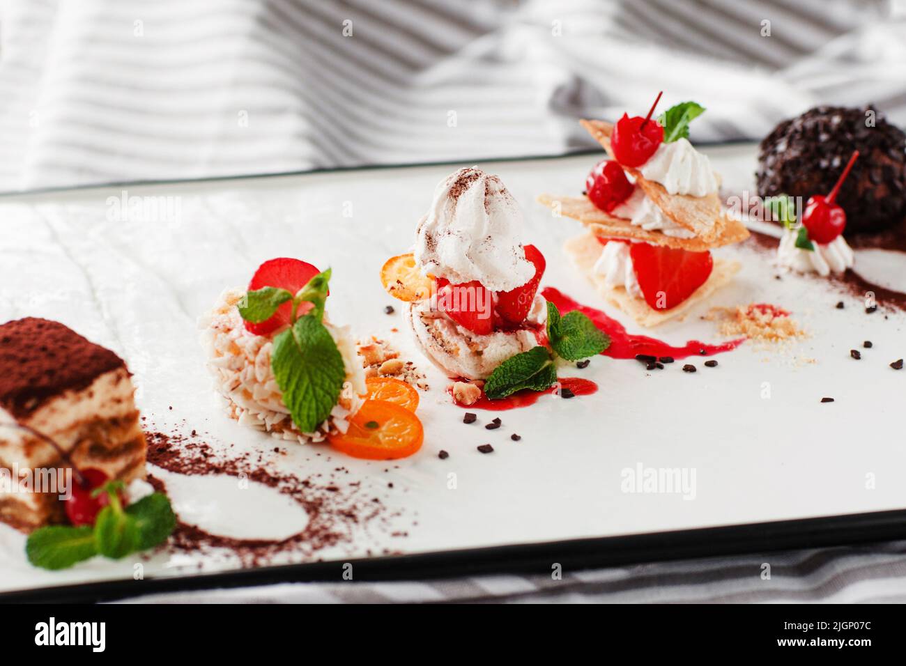 Différents types de gâteaux sucrés à déguster Photo Stock - Alamy