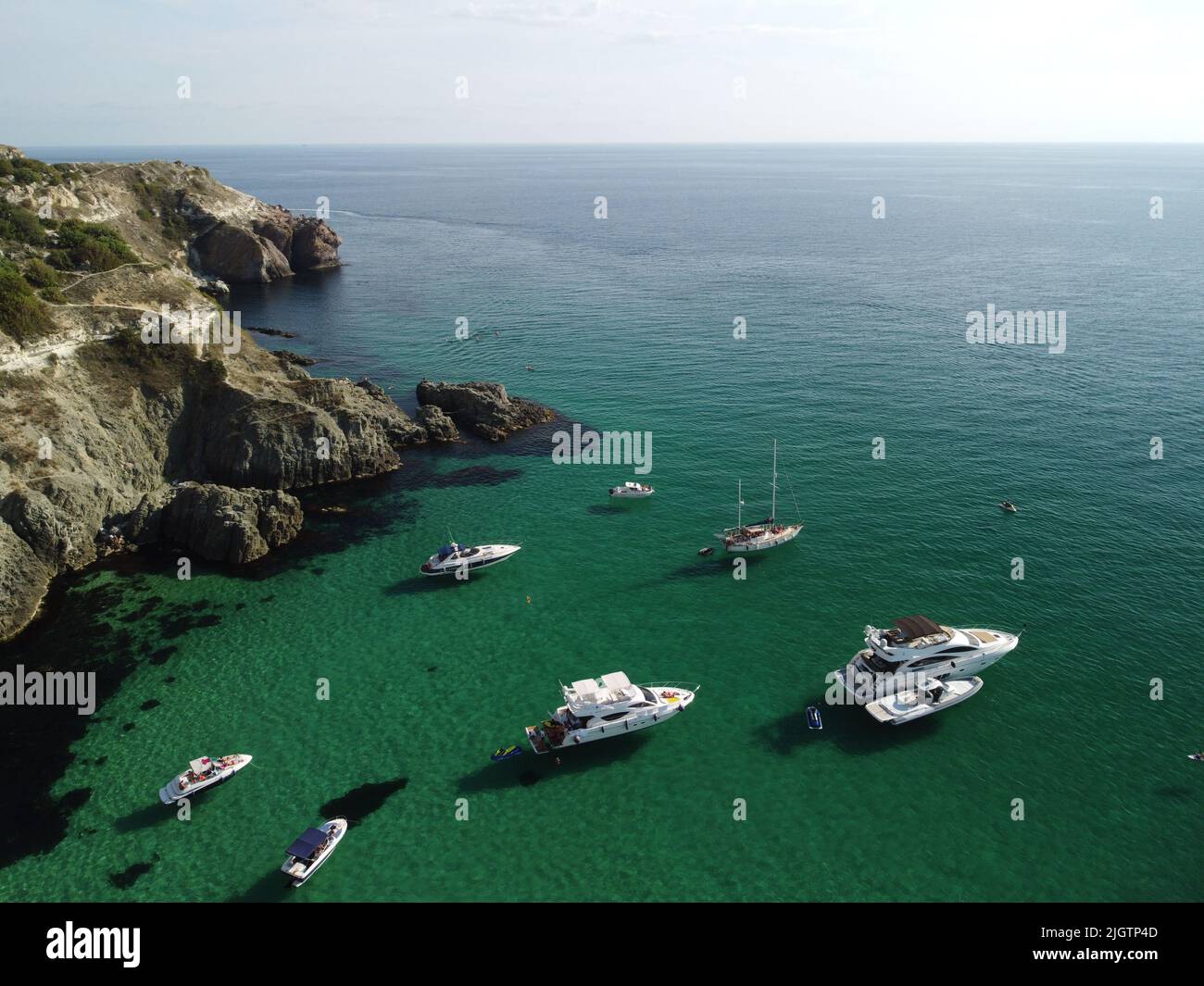 Vue panoramique aérienne sur les paysages marins avec mer azur et côtes ...