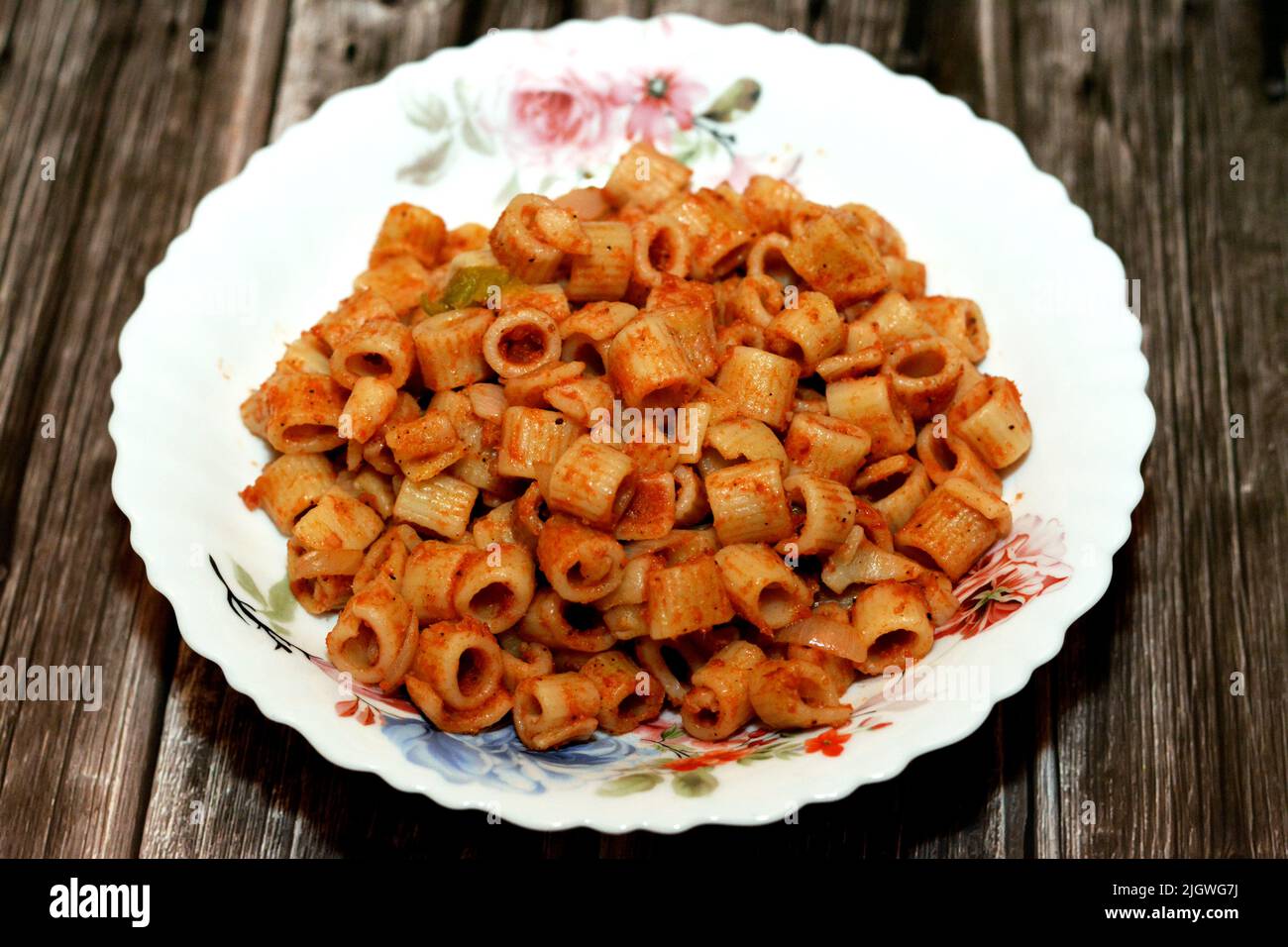 Assiette de macaroni aux pâtes classiques appétissantes savoureuses ...