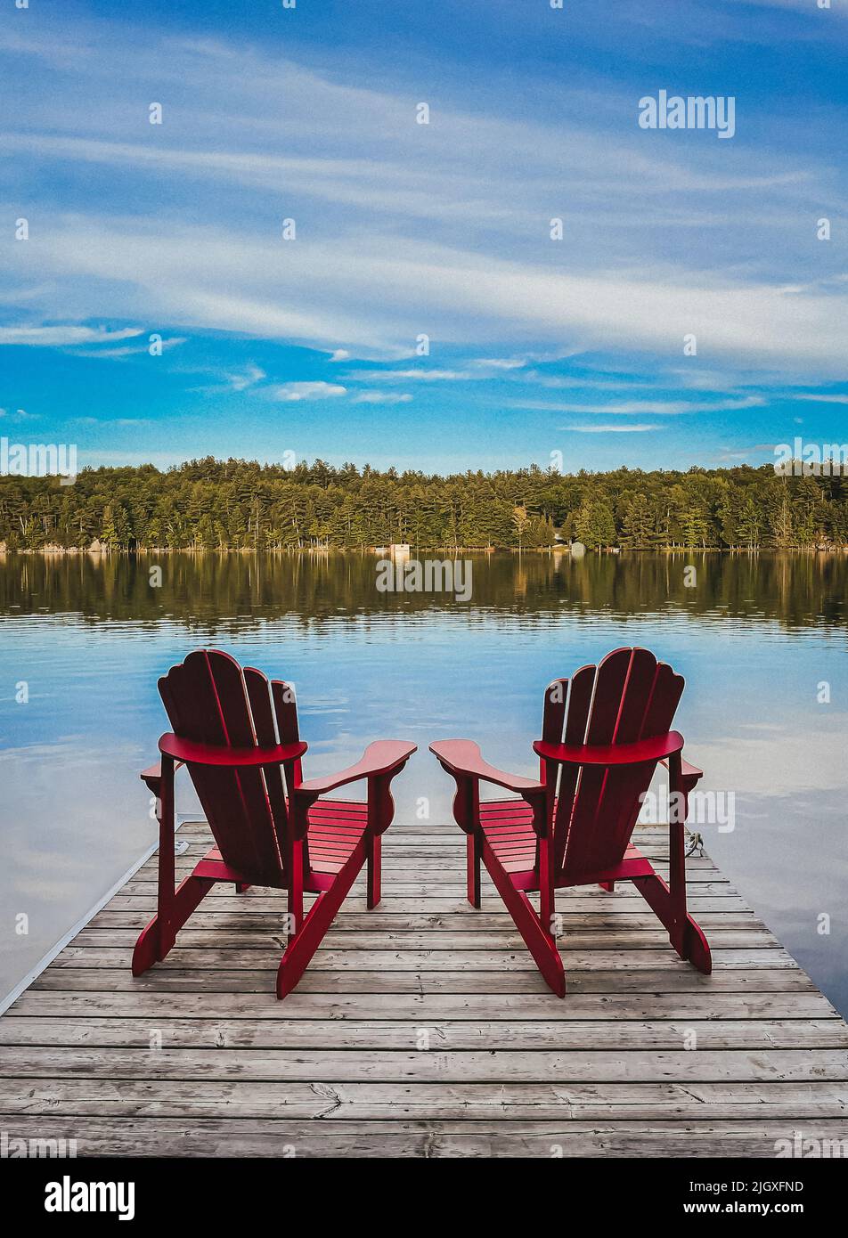 Deux personnes sont assises sur des chaises Banque de photographies et ...