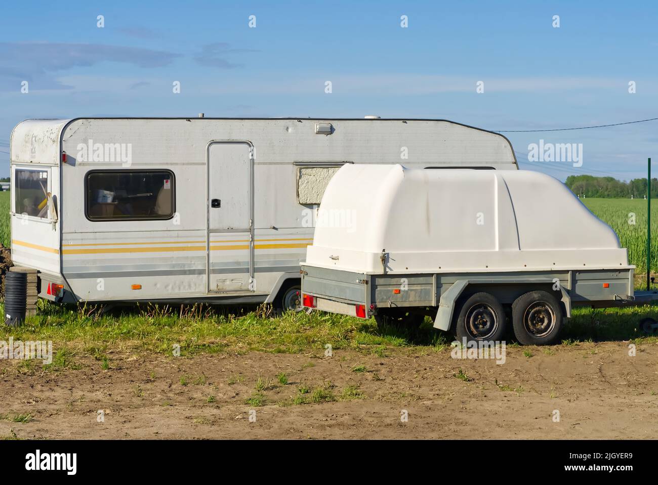 Ancienne caravane mobile home camping-car et remorque utilitaire Photo ...