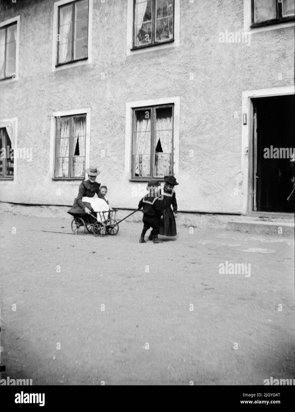 ELIN Liljefors avec les enfants Ivar, Carin et Olle, le quartier Edda ...