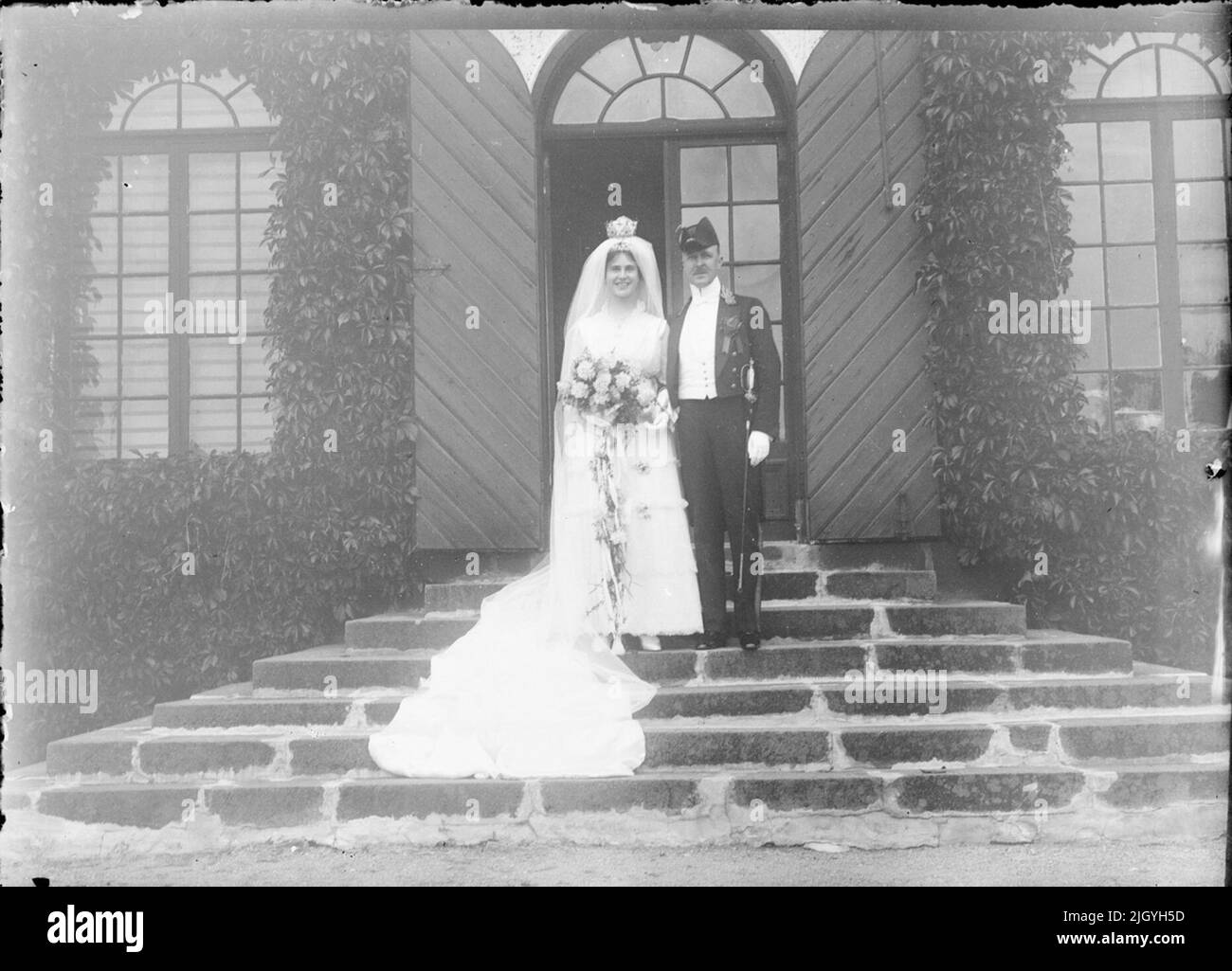 Couple de mariée Olivecrona sur l'escalier de Forsmarks Herrgård ...