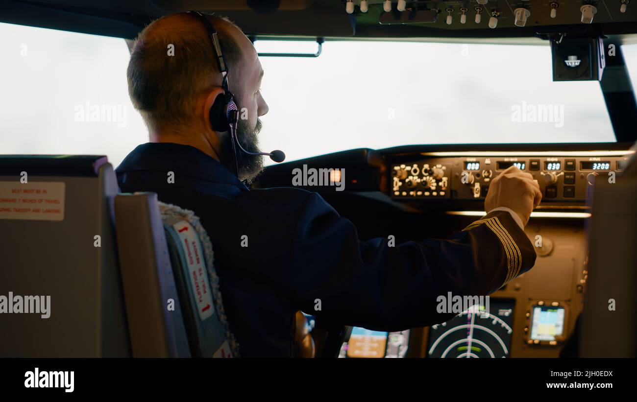 Le commandant de bord de l'avion appuie sur les boutons pour fixer l ...