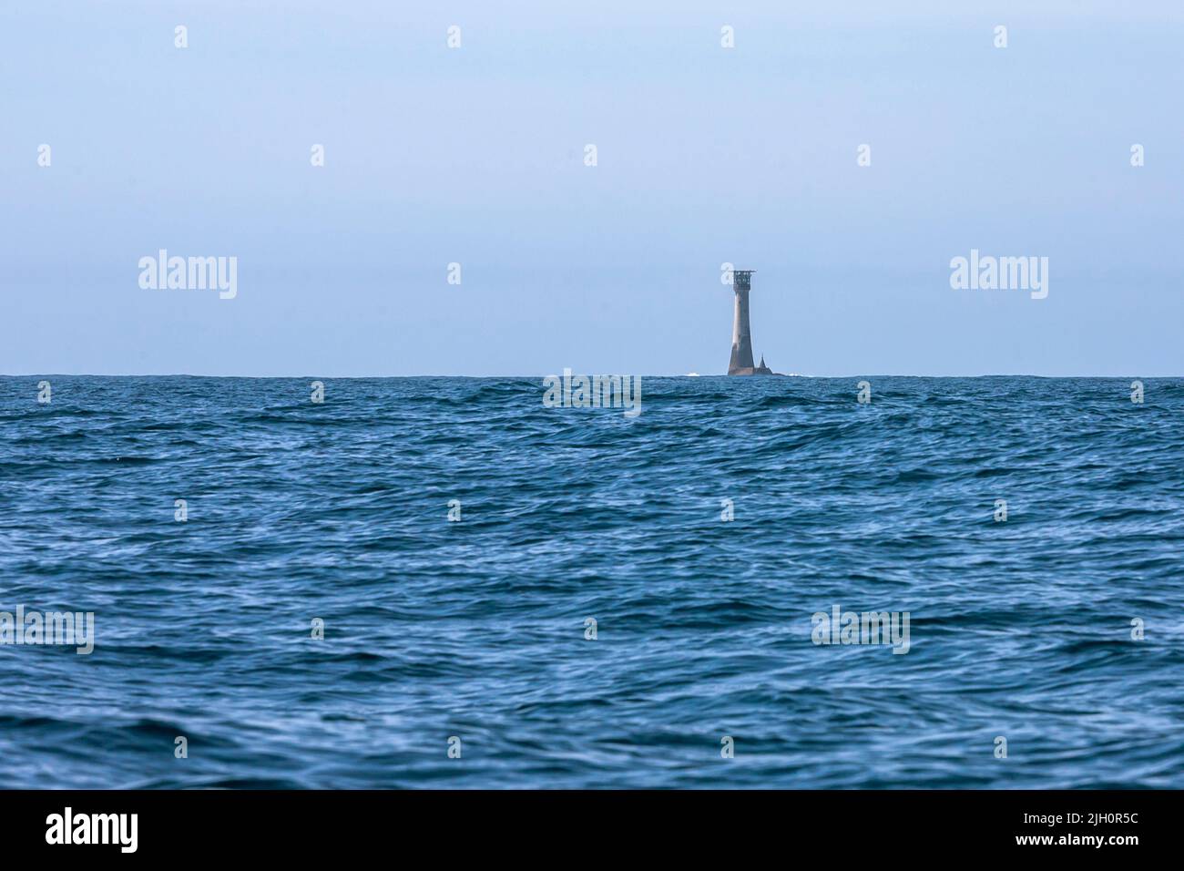 Phare Wolf Rock depuis le nord, depuis un yacht en direction des îles ...