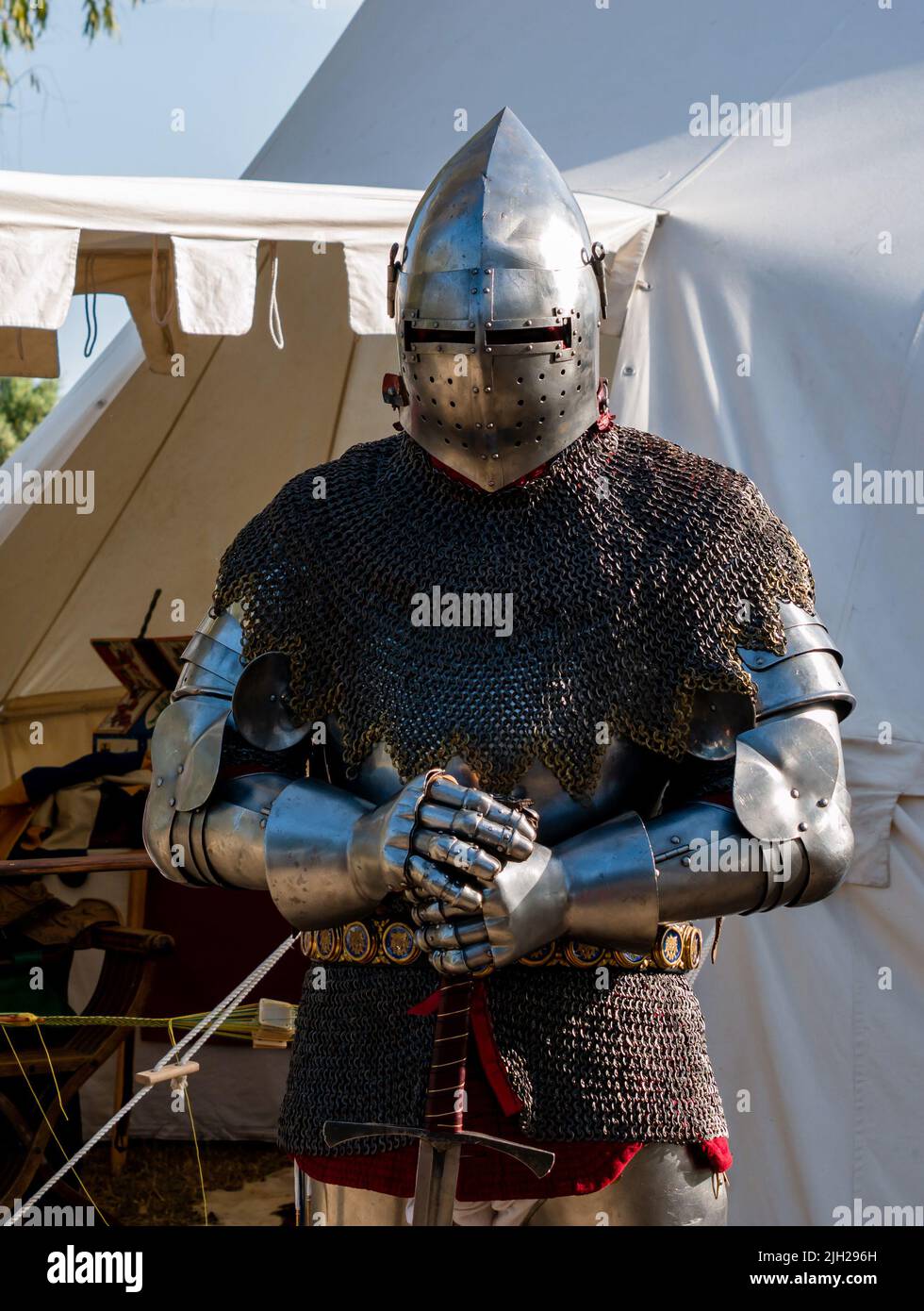 une armure médiévale en pleine plaque de chevalier se posant devant la ...