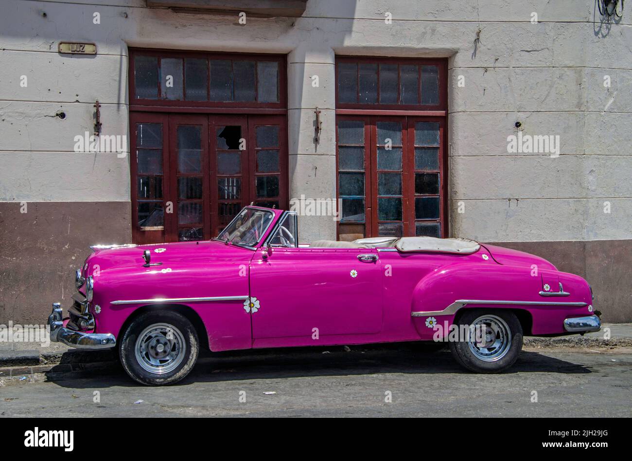 Voiture décapotable rose Banque de photographies et d’images à haute ...