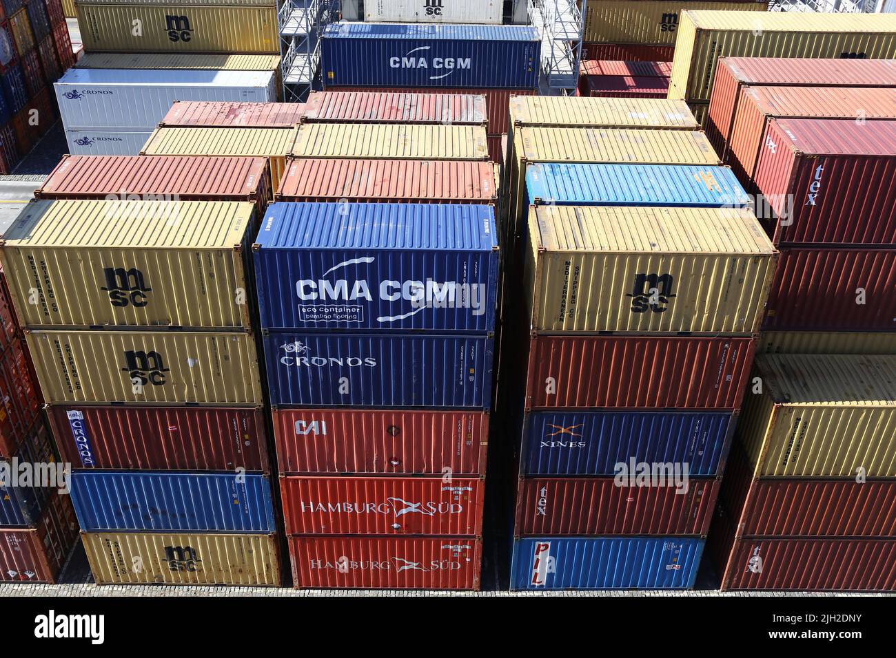 Conteneur im Hafen von Buenos Aires. Die manchmal bizarre Stapelung der ...