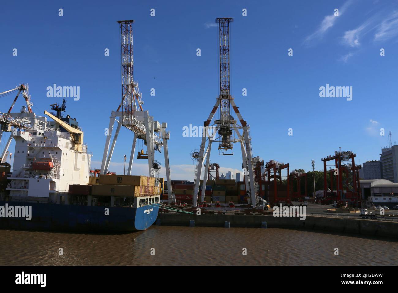 Conteneur im Hafen von Buenos Aires. Die manchmal bizarre Stapelung der ...