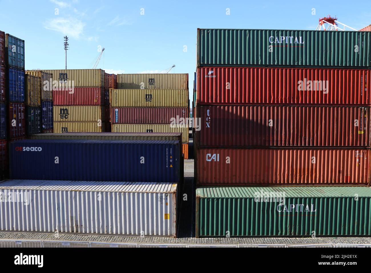 Conteneur im Hafen von Buenos Aires. Die manchmal bizarre Stapelung der ...