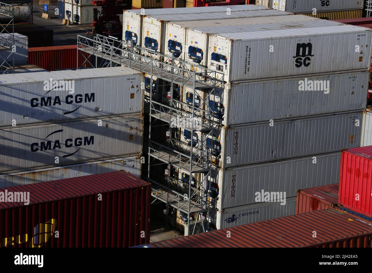 Conteneur im Hafen von Buenos Aires. Die manchmal bizarre Stapelung der ...