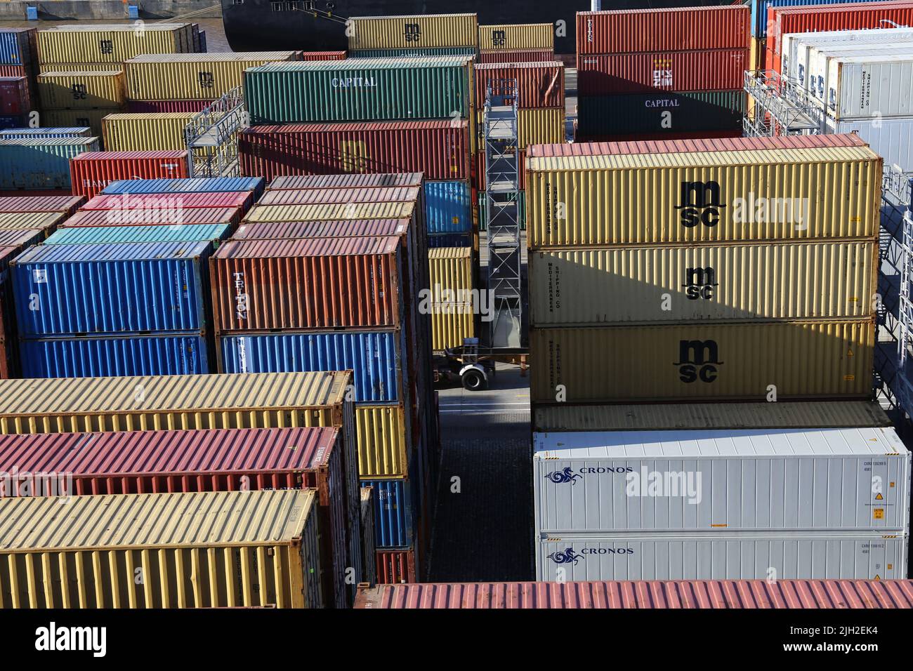 Conteneur im Hafen von Buenos Aires. Die manchmal bizarre Stapelung der ...