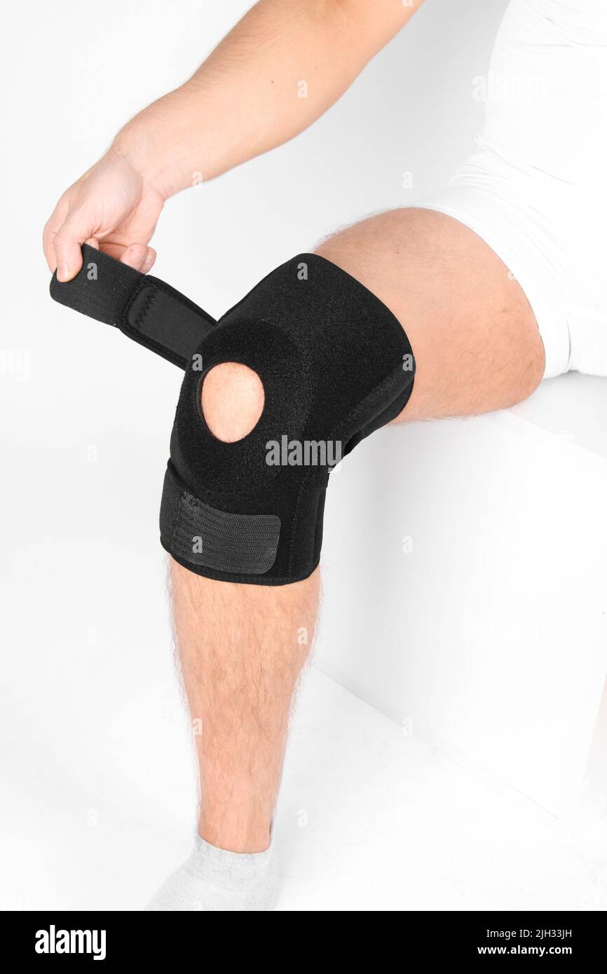 Renfort de support de genou sur la jambe isolé sur fond blanc. Orthèse ...