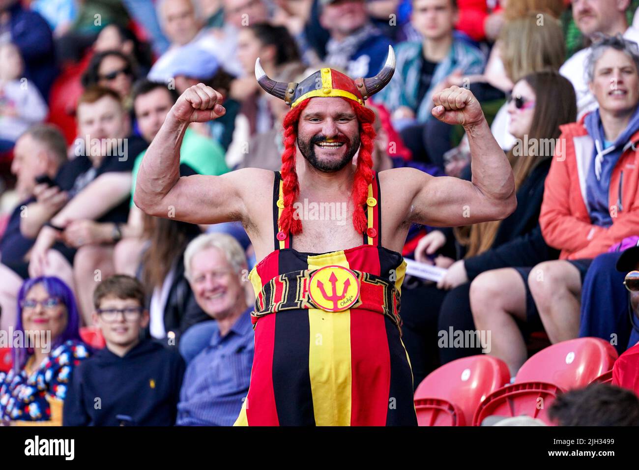 Joueur joueuse de football en costume Banque de photographies et d ...