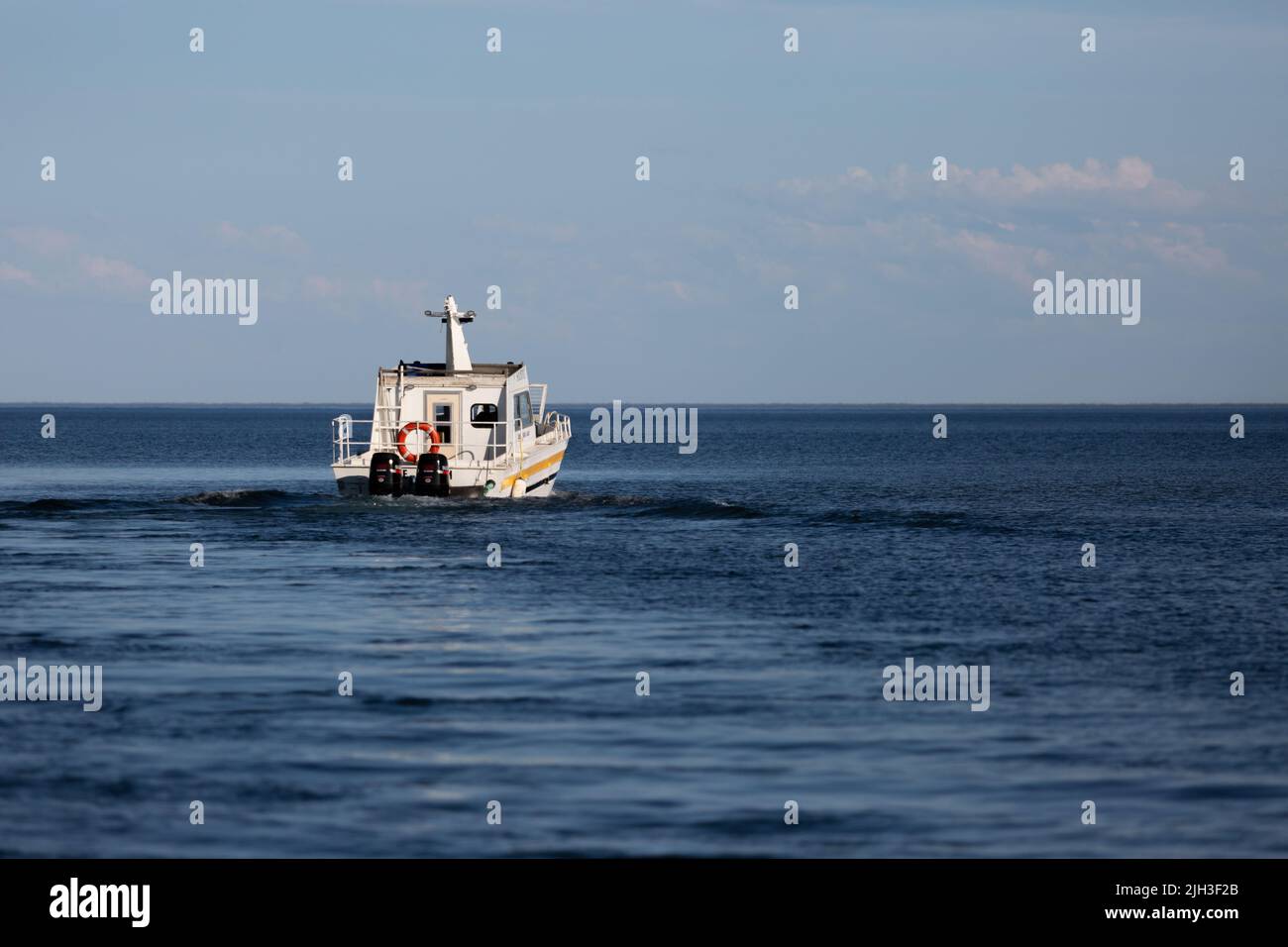 Faire du bateau sur le Grand lac de l'Ours, dans la communauté ...