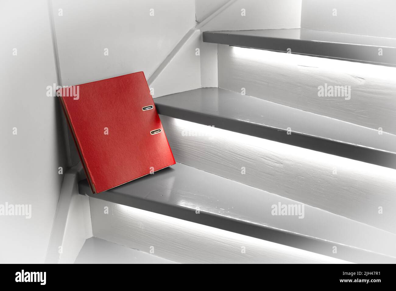 Dossier rouge sur les escaliers, en attente de quelqu'un à passer ...