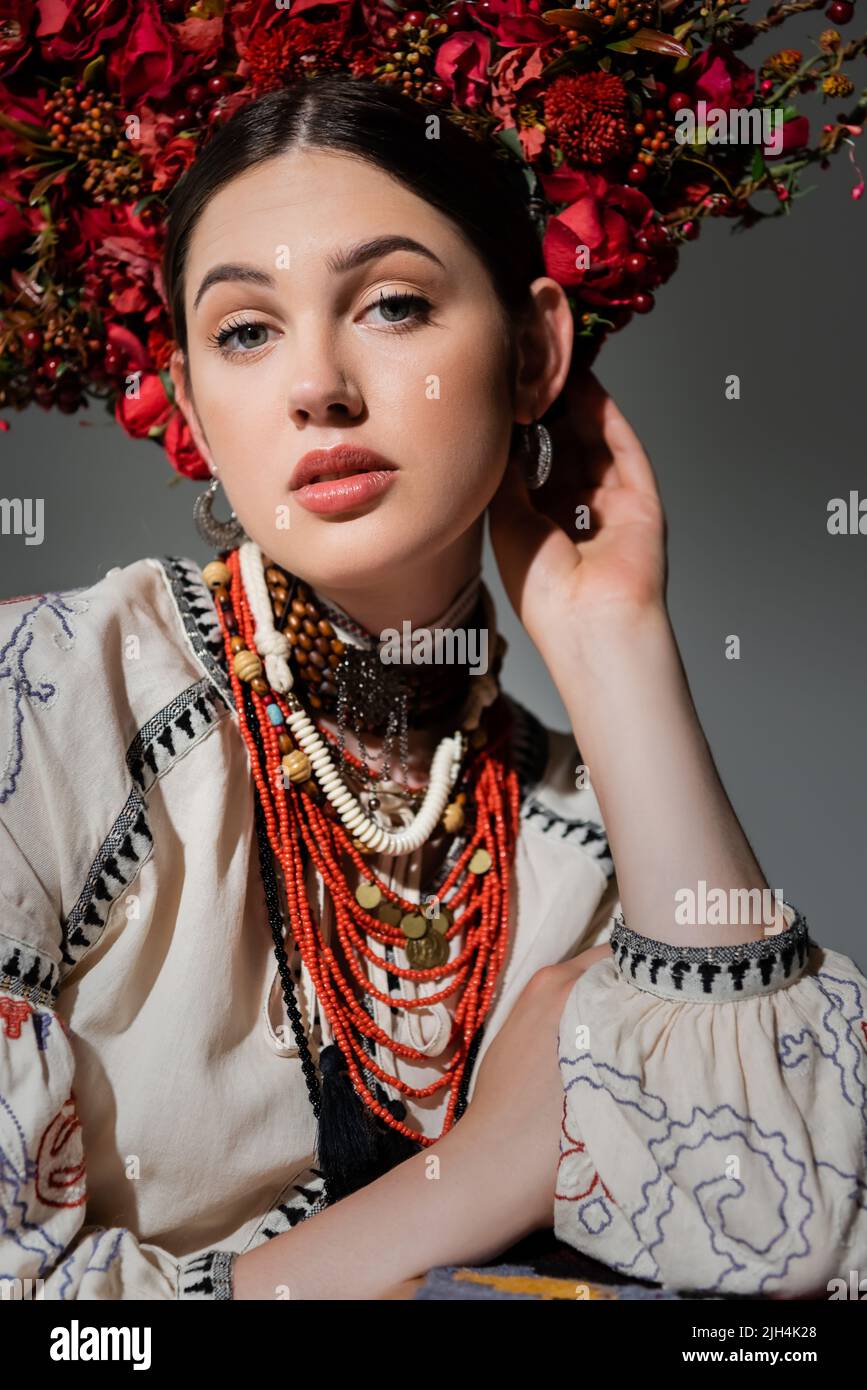 portrait de la jolie femme ukrainienne dans des vêtements traditionnels ...