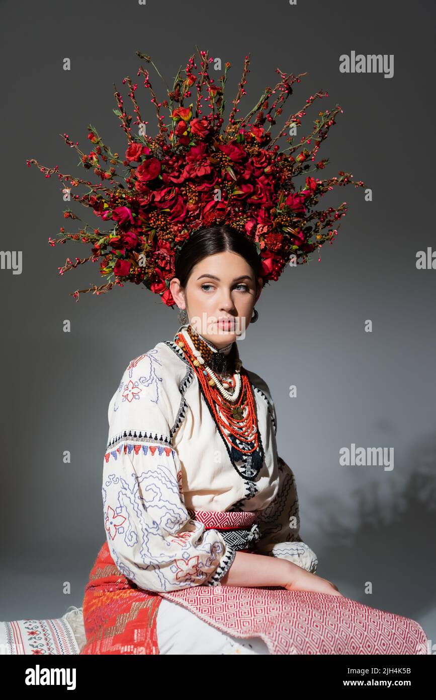 portrait de la jeune femme ukrainienne dans des vêtements traditionnels ...