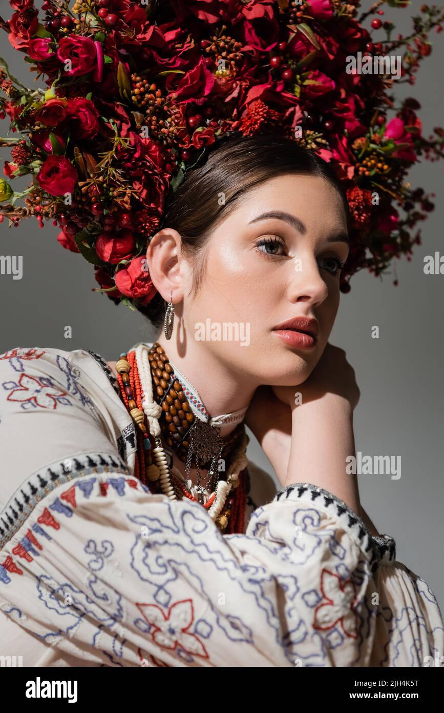 portrait d'une femme ukrainienne rêveuse dans des vêtements ...