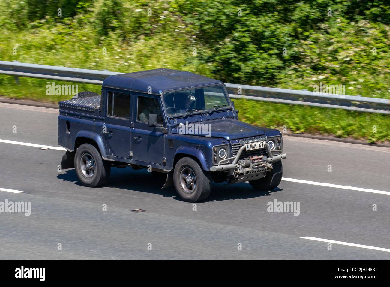 Land rover defender 110 td5 xs Banque de photographies et d’images à ...