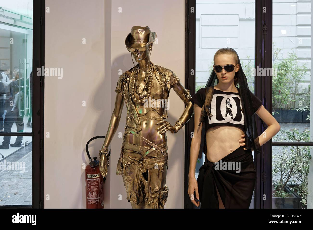 Paris, France. 6th juillet 2022. Le modèle Chloé Dubel habillé par DEM ...