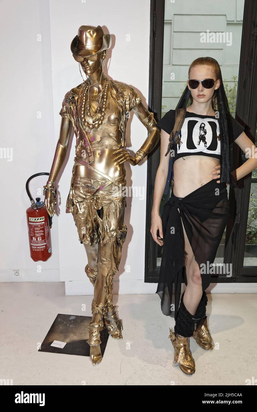 Paris, France. 6th juillet 2022. Le modèle Chloé Dubel habillé par DEM ...