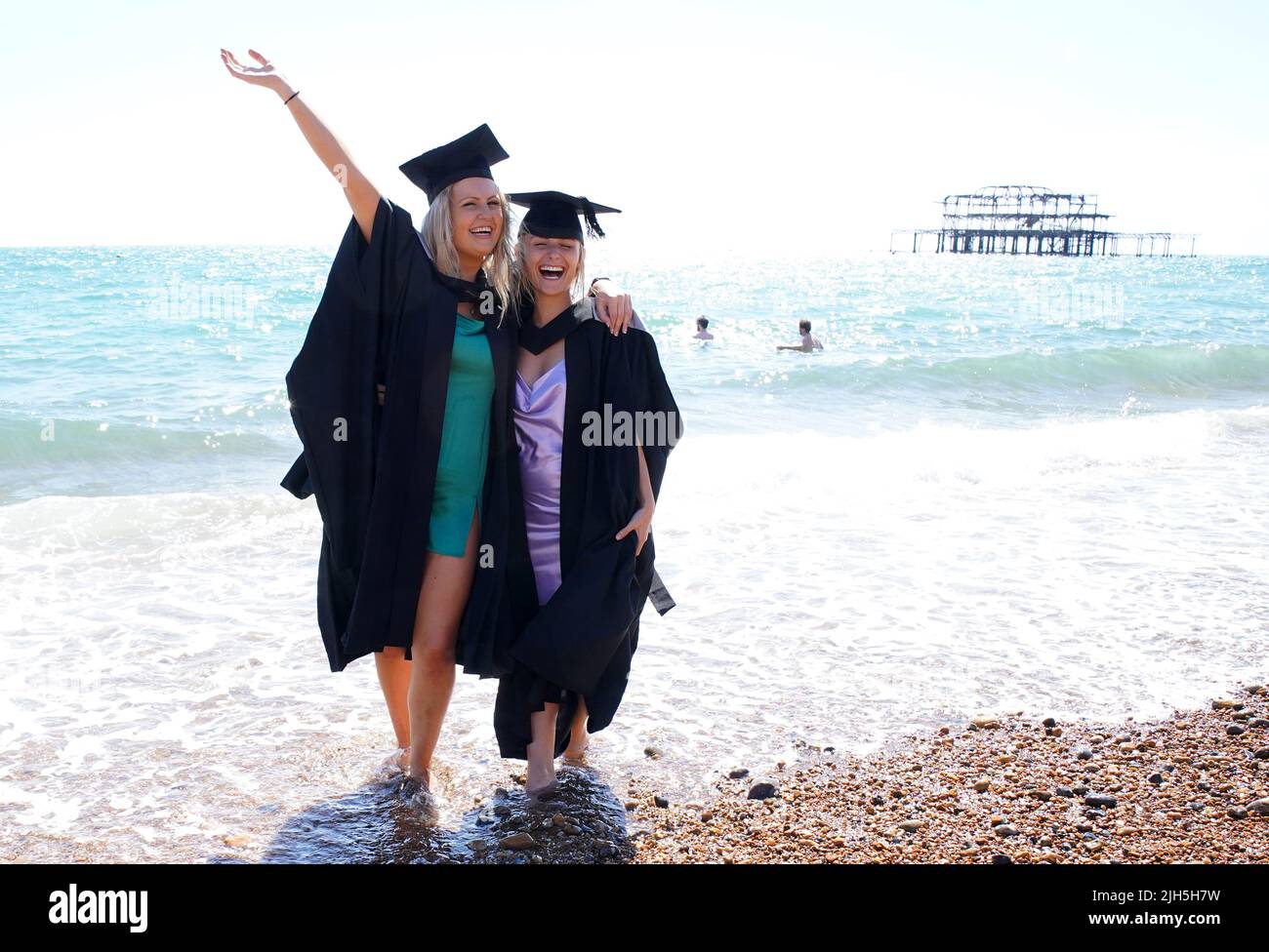 Rosie Spicer (à gauche) et Emily Zaar qui viennent de passer leur ...