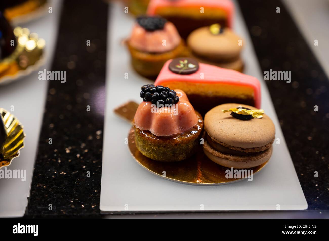 Desserts autrichiens, différents types de chocolat et gâteaux aux ...