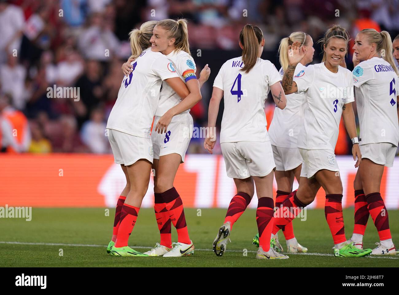 Alessia Russo (à gauche) célèbre en Angleterre avec Leah Williamson ...