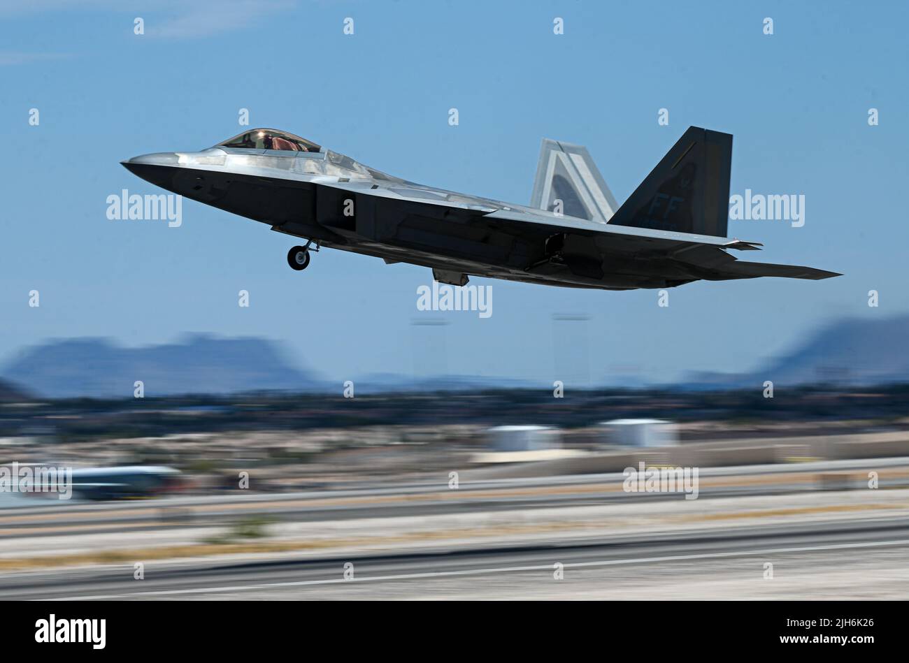 Un F-22 Raptor de la 1st Fighter Wing Wing prend le ciel pendant le ...