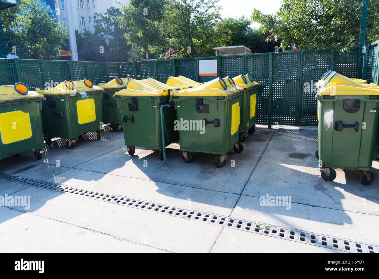 Point de collecte avec plusieurs grands conteneurs à déchets pour l ...