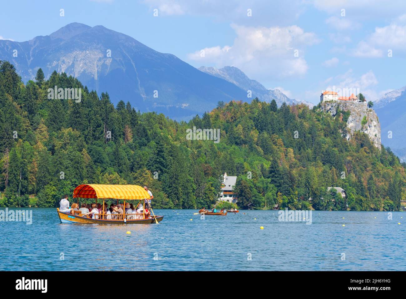 Lac de Bled, Slovénie - 20 août 2018 : certains bateaux de tourisme ...