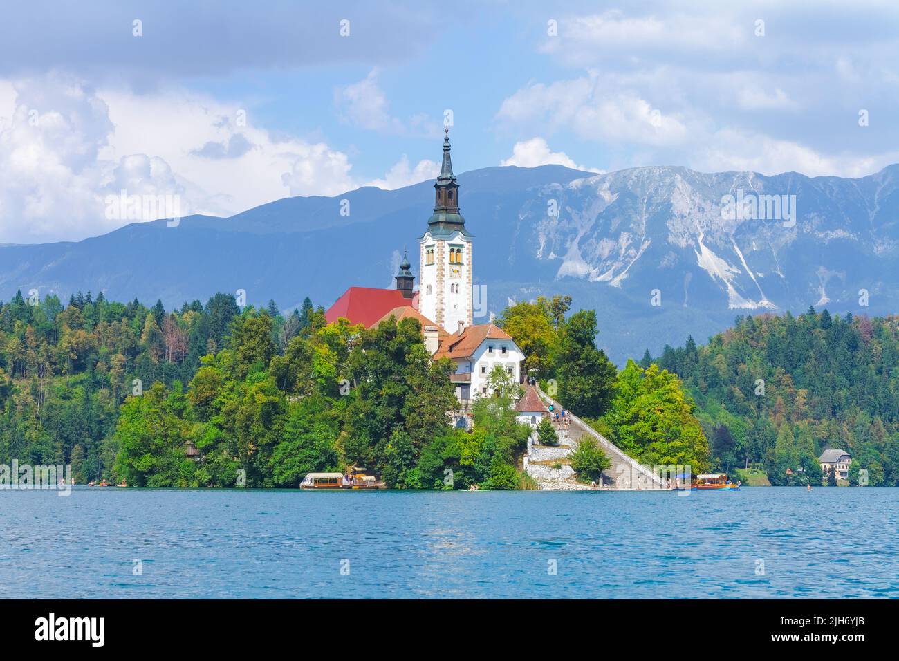 Lac de Bled, Slovénie - 20 août 2018 : vue d'été sur l'île de Bled et ...