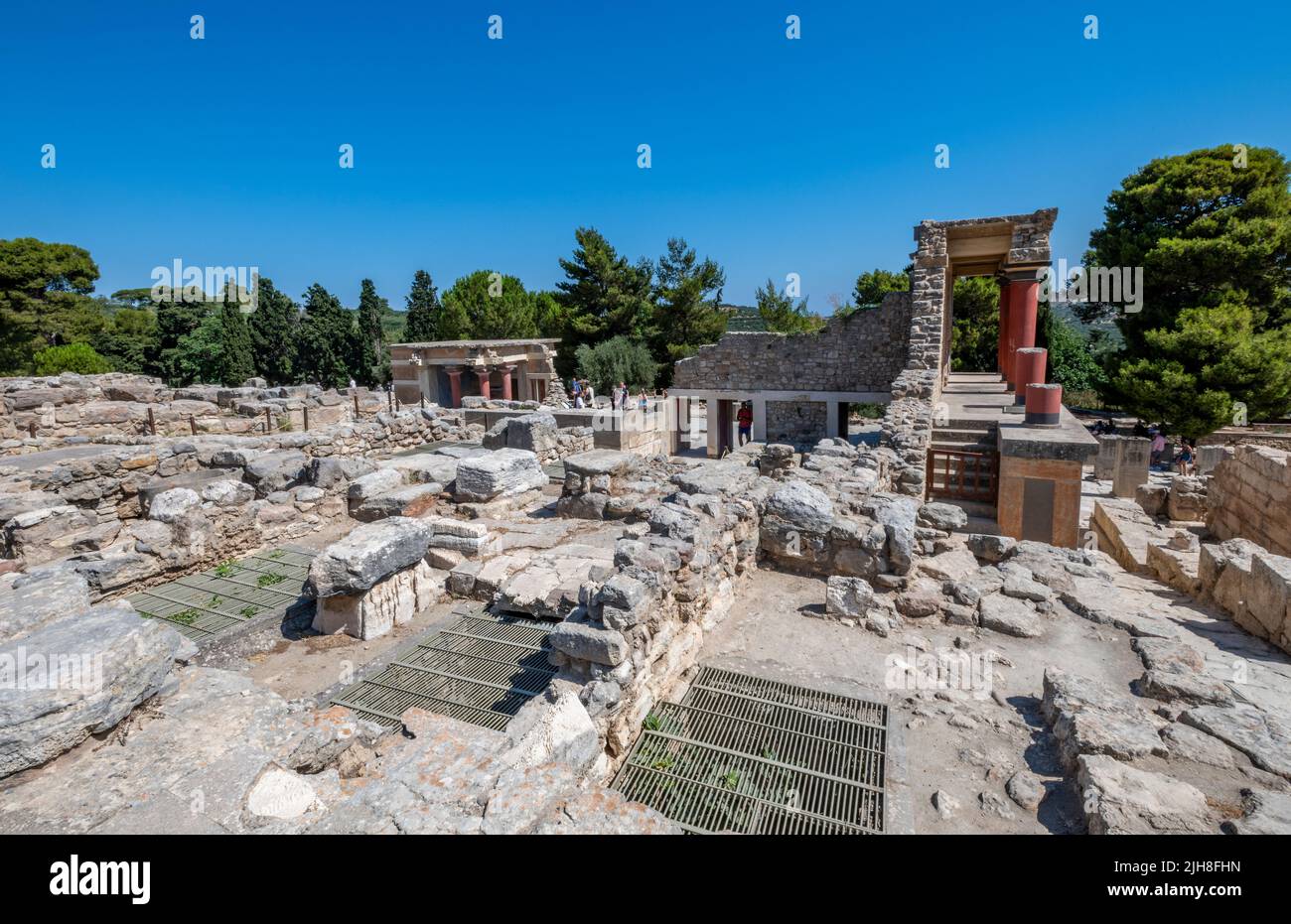 vestiges archéologiques et bâtiments du temple minoen et palais à ...