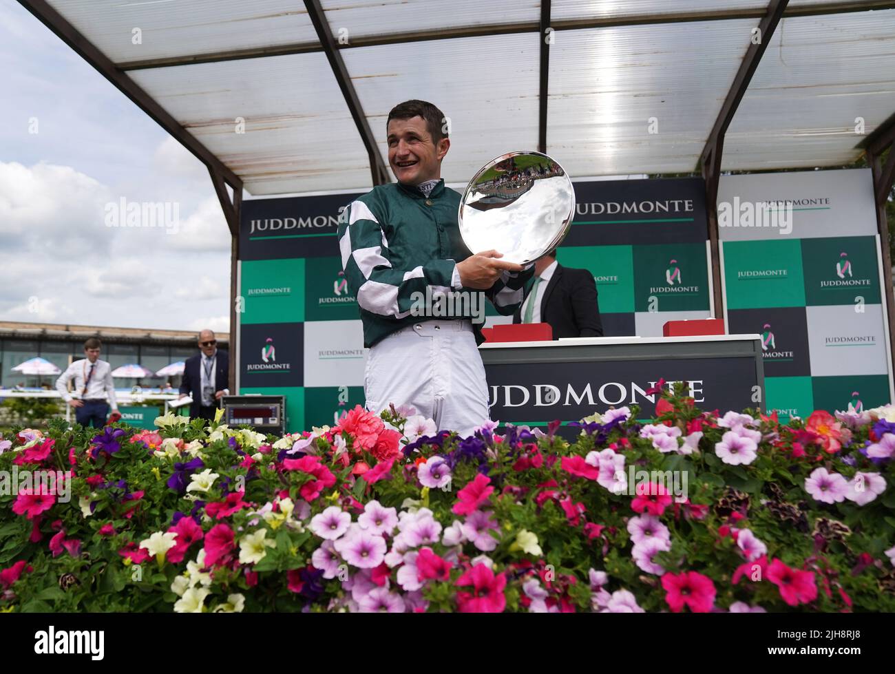 Shane Foley célèbre avec le trophée pour avoir remporté le Juddmonte ...