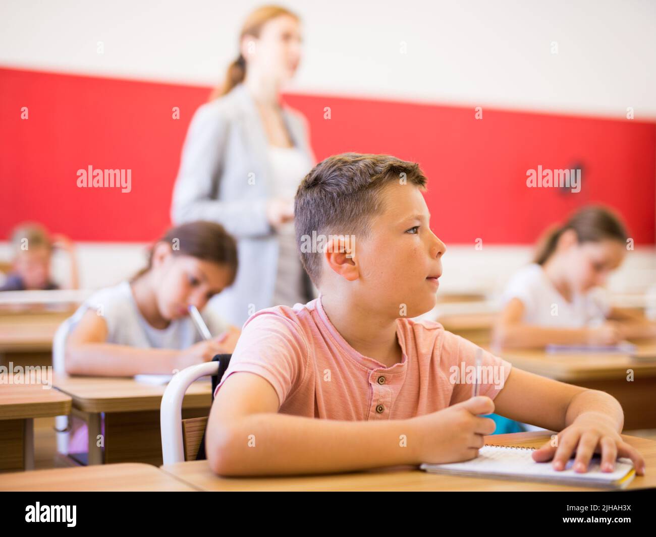 Élève Assis En Classe Pendant La Leçon à Lécole Primaire Photo Stock