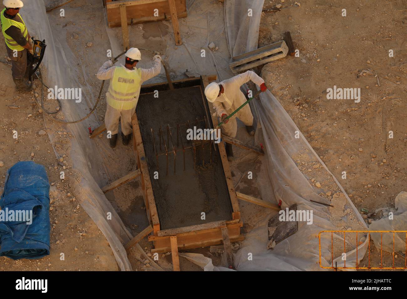 Le camion mélangeur est le ciment de transport à l'endroit de moulage sur le chantier,foyer ...