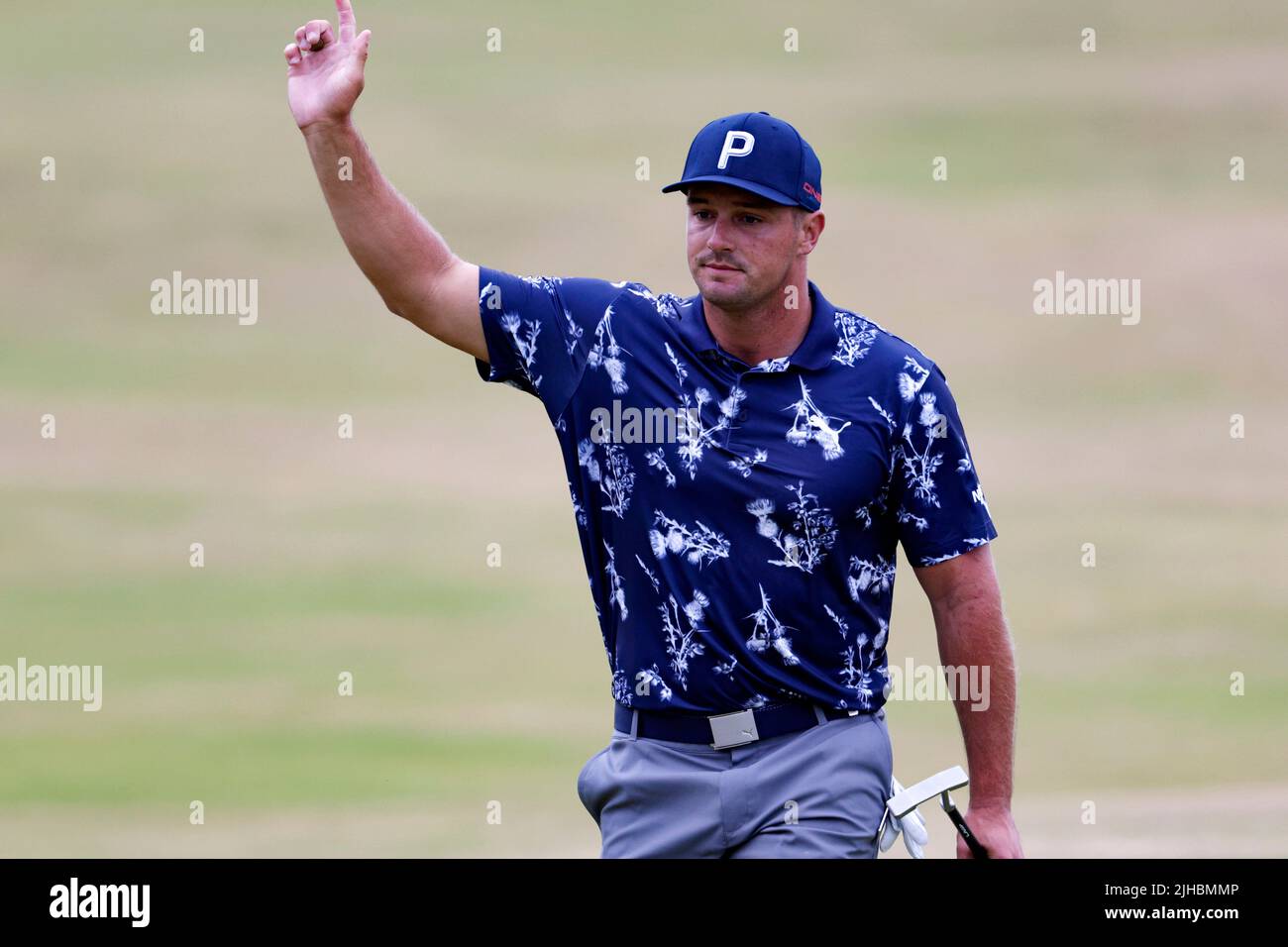 Le Bryson DeChambeau des États-Unis fait le tour du 18th au cours du ...
