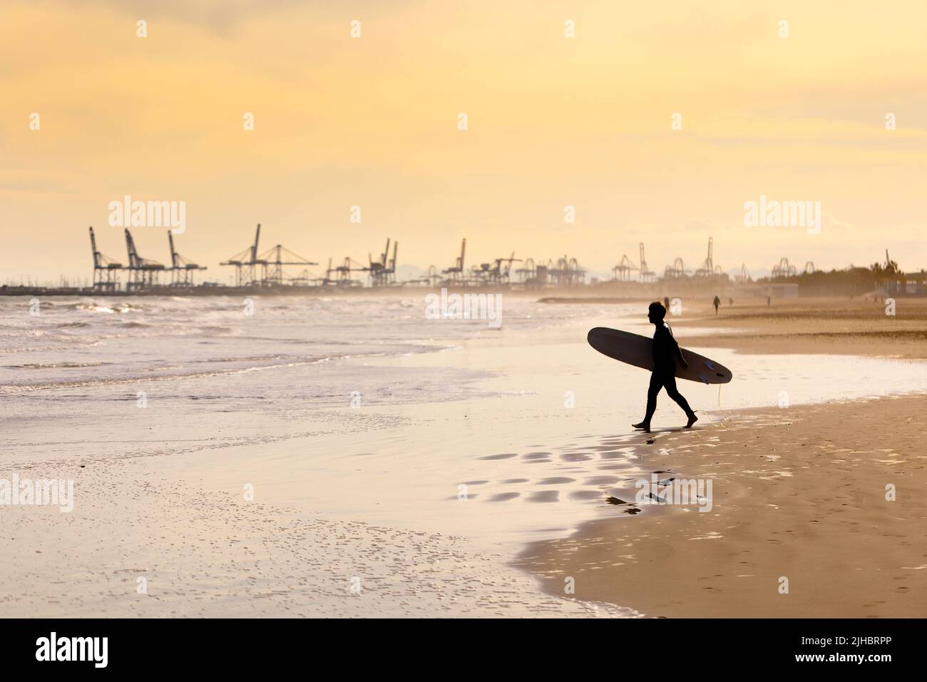 VALENCE, ESPAGNE - 17 NOVEMBRE 2021 : atmosphère d'été sur la plage d ...