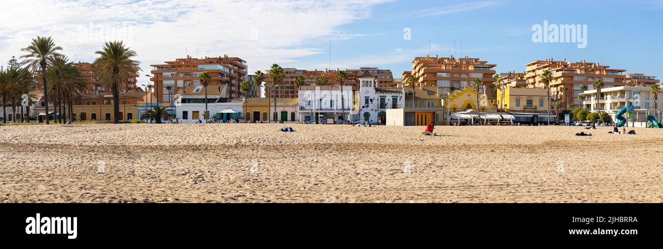 VALENCE, ESPAGNE - 17 NOVEMBRE 2021 : atmosphère d'été sur la plage d ...