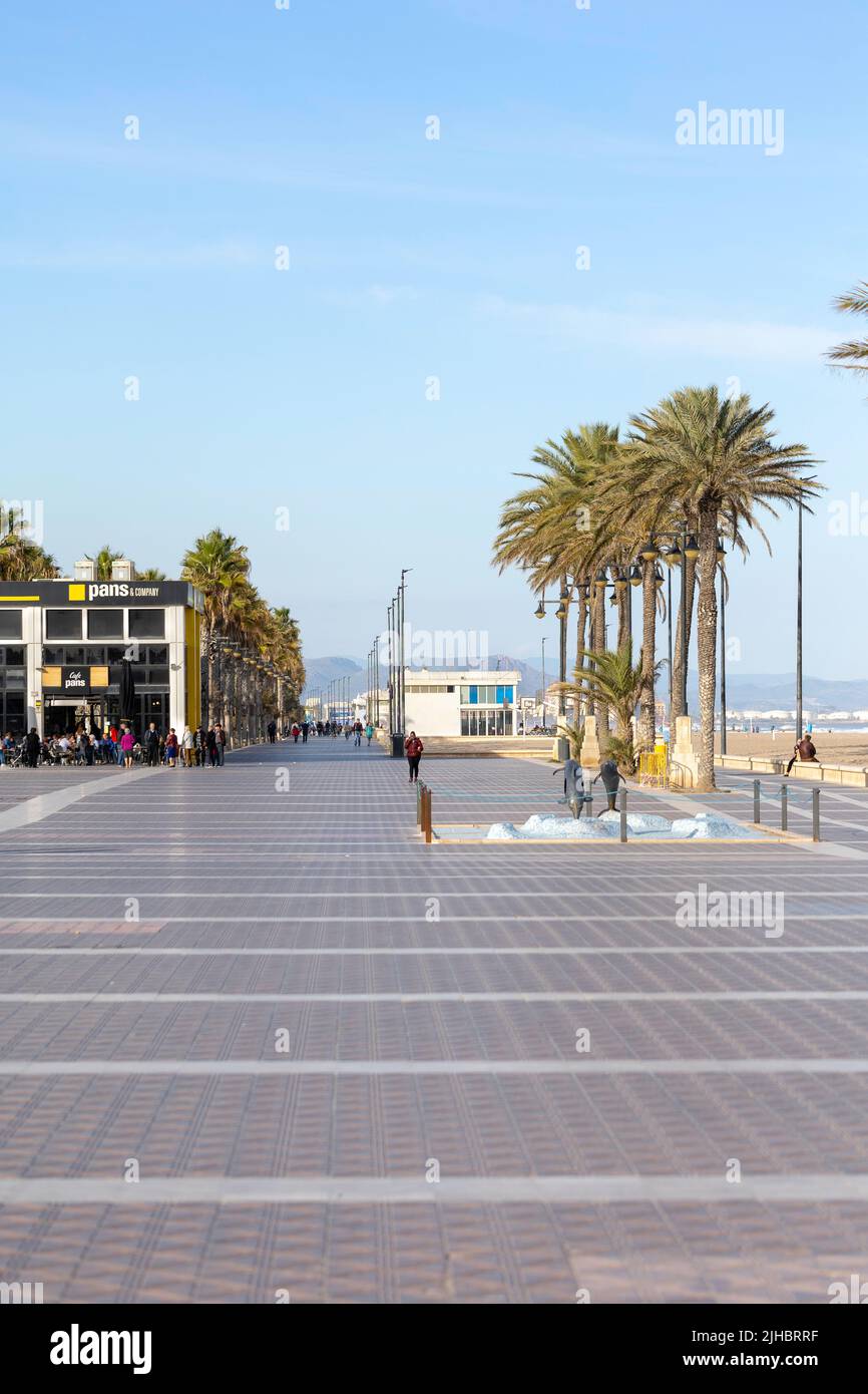 VALENCE, ESPAGNE - 17 NOVEMBRE 2021 : atmosphère d'été sur la plage d ...